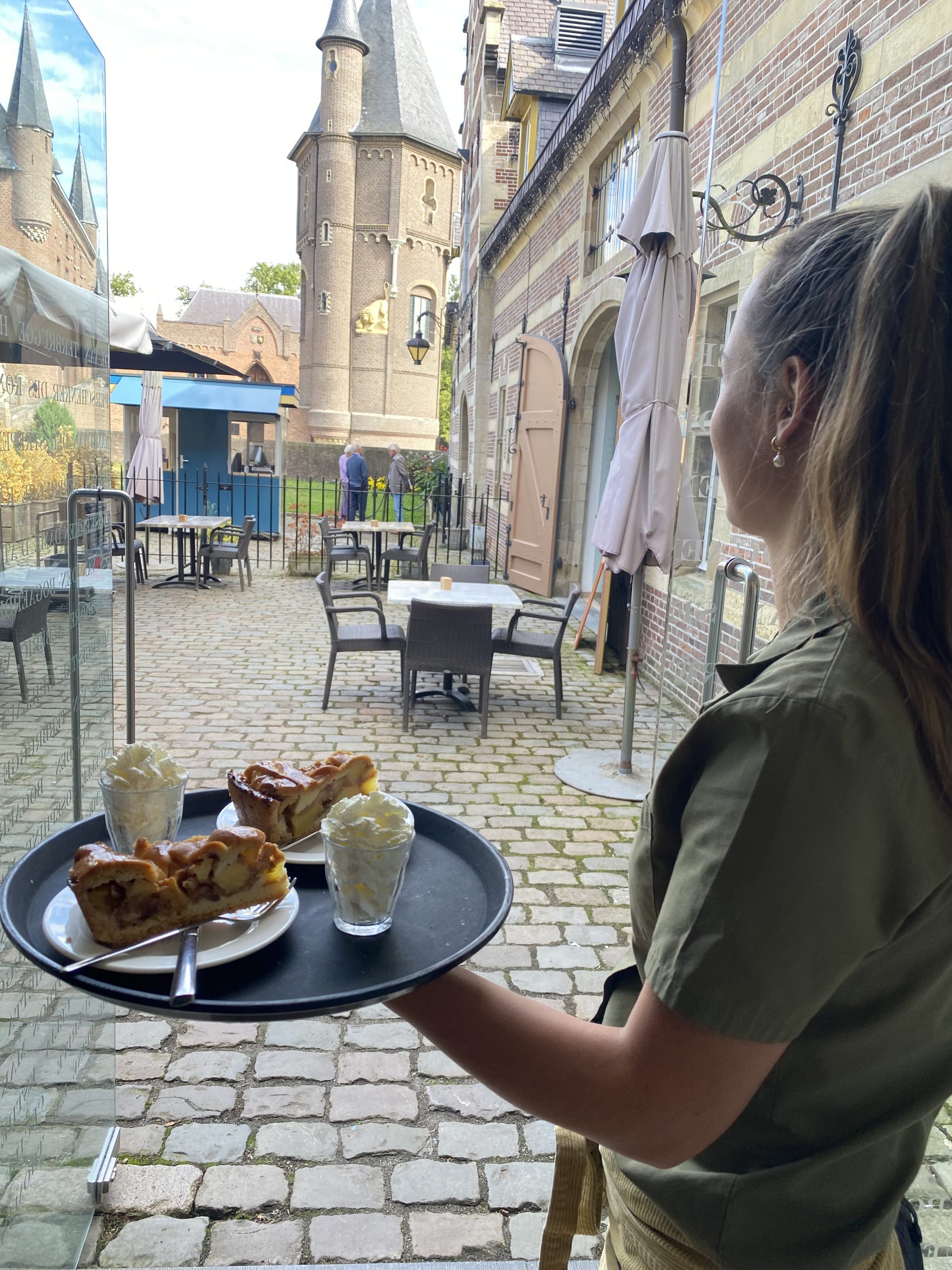 Arbeiten bei der Baronin | Einzigartiger Arbeitsplatz im Schloss von ...